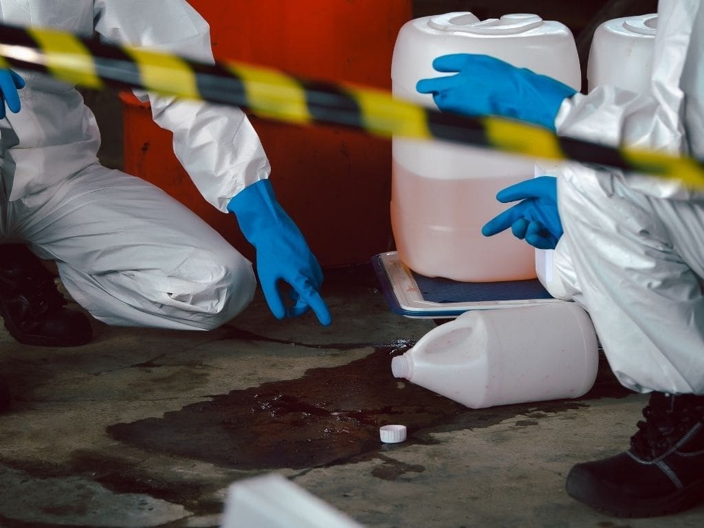 Essential Components of an Effective Spill Control Kit - AQUAQUICK 2000 ...